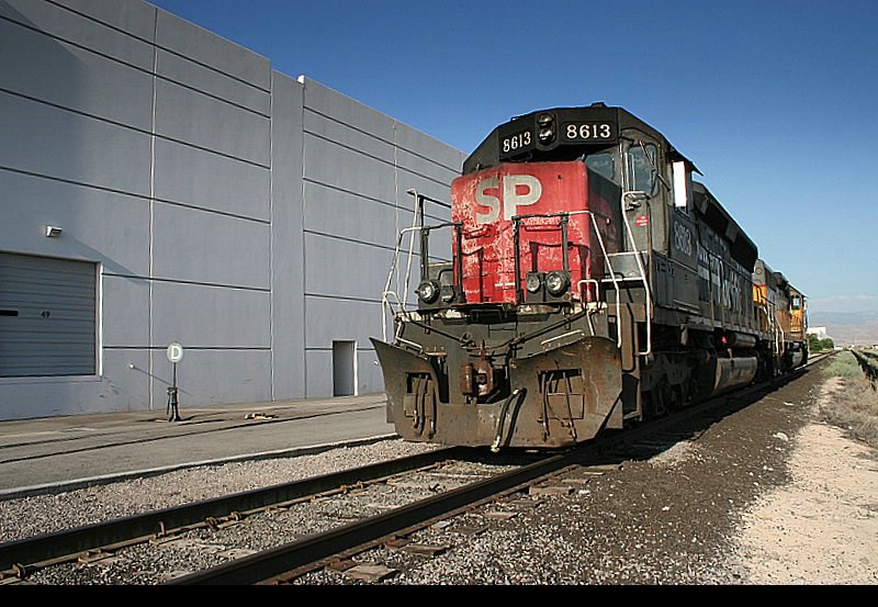 SP 8613 and a UP sister sit tied down behind Office Depot warehouse